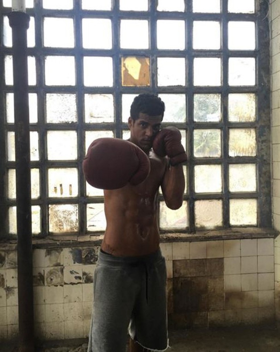 Marcelo Mello Jr aparece deuso em clique suado e com barriga trincada