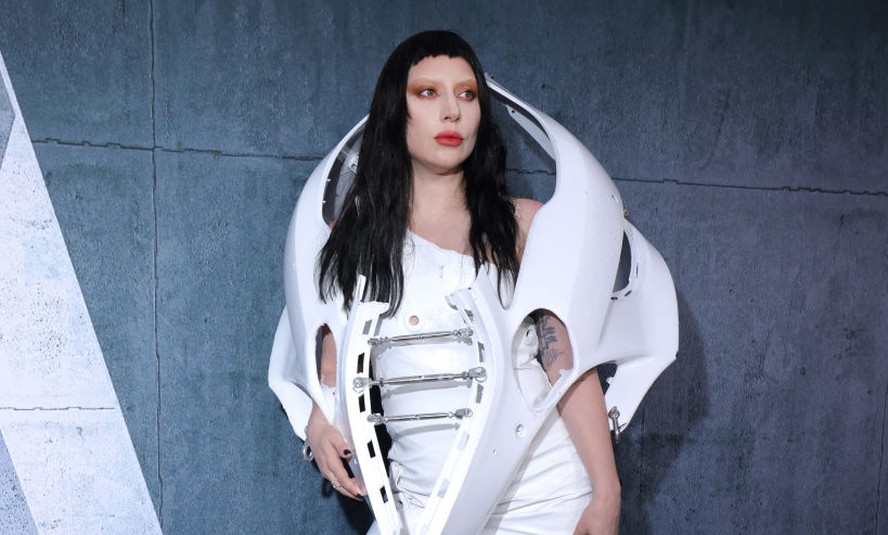 Lady Gaga retorna com os looks dramáticos para promover 'Gaga ...