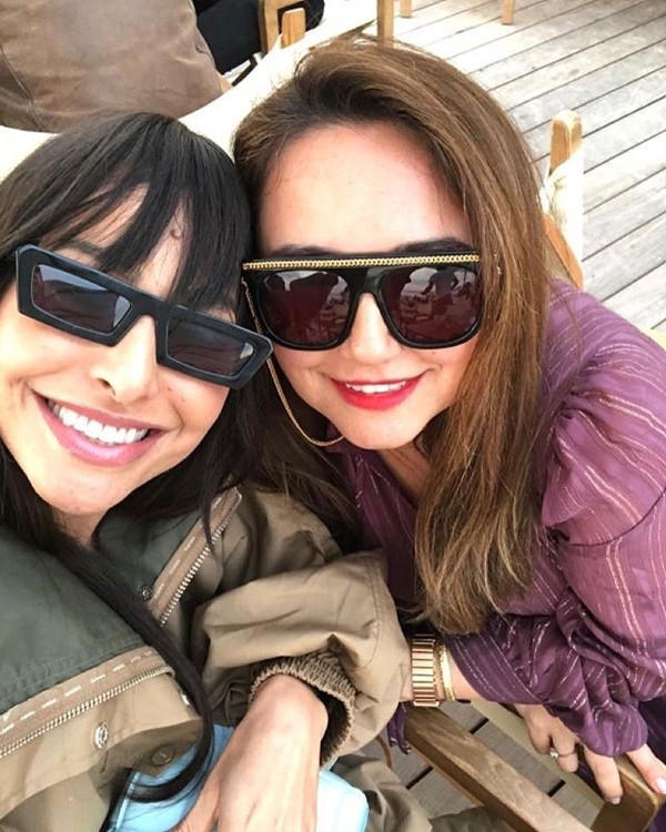 Karina Sato encontra a irmã, Sabrina Sato, em Cannes