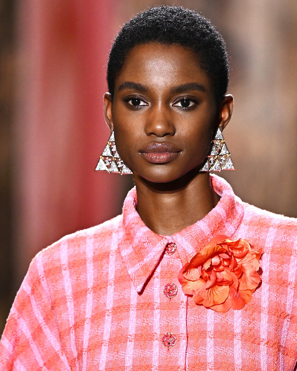 No verão 2024 da Chanel, um desses acessórios-desejo combina com o seu ...