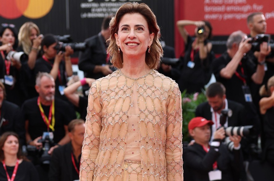 Festival de Veneza: Fernanda Torres troca de look para cruzar primeiro ...