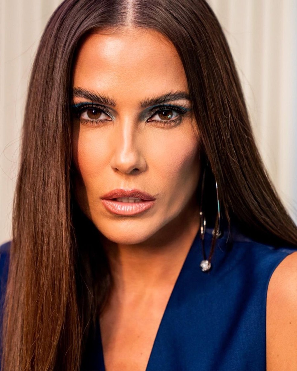 Deborah Secco tem no comprimento mini aposta para novo look do 'Tá Na Copa'