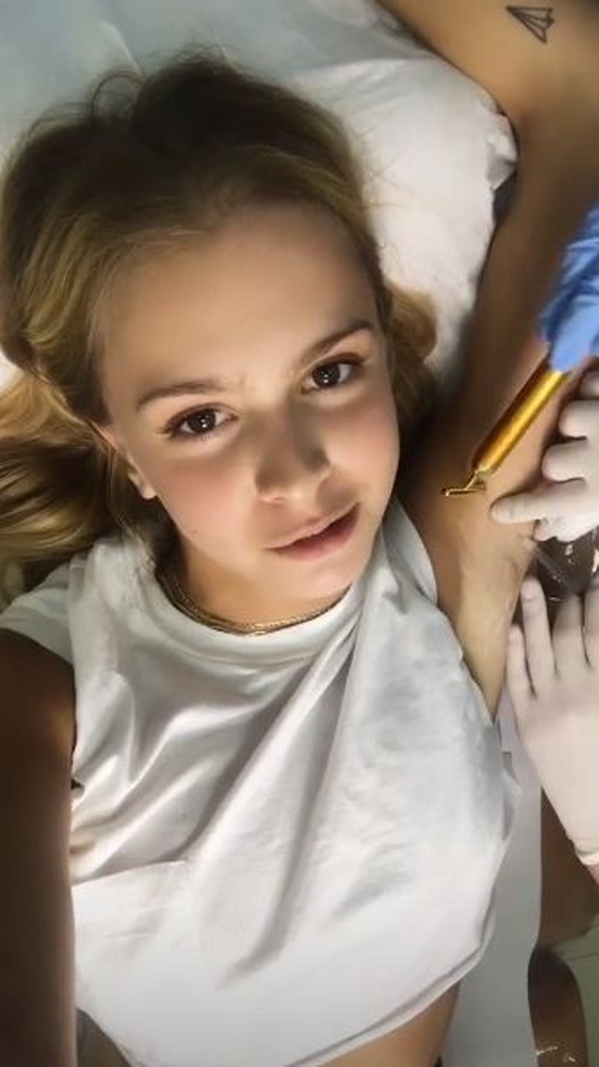 Isa Scherer coloca botox nas axilas. Veja vídeo!