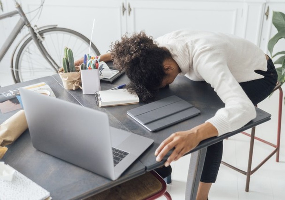 Por que eu me sinto tão cansada na quarentena?