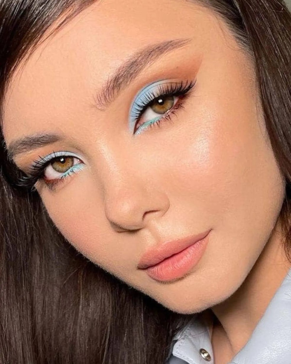 A sombra de olhos azul promete ser a tendência mais quente do verão 2024
