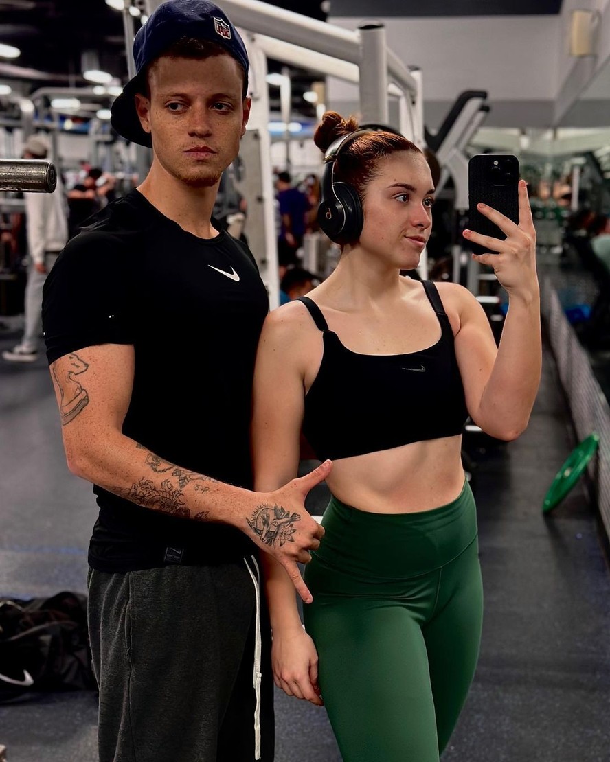 Sofia Liberato comemora namoro com postagem na academia