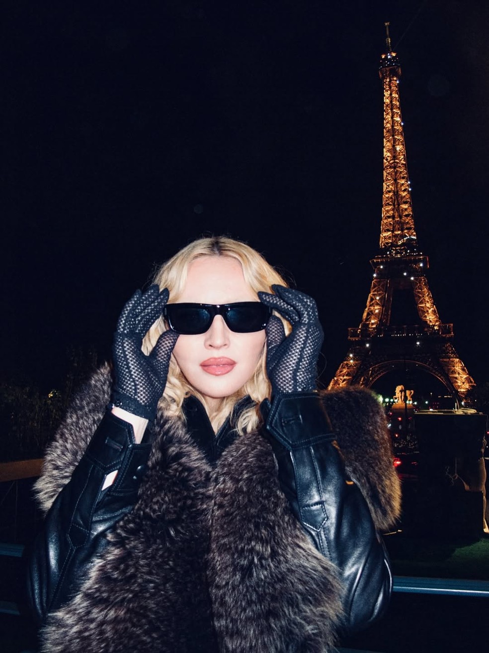 Madonna abre álbum de fotos em desfile em Paris e encanta com look de ...