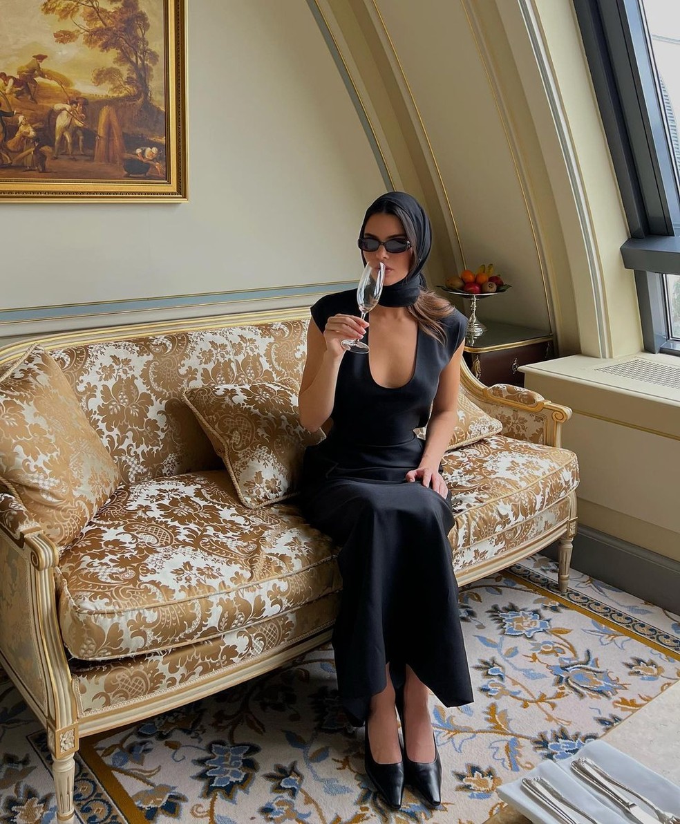 Com look misterioso, Kendall Jenner mira em Audrey Hepburn para curtir tarde em Paris