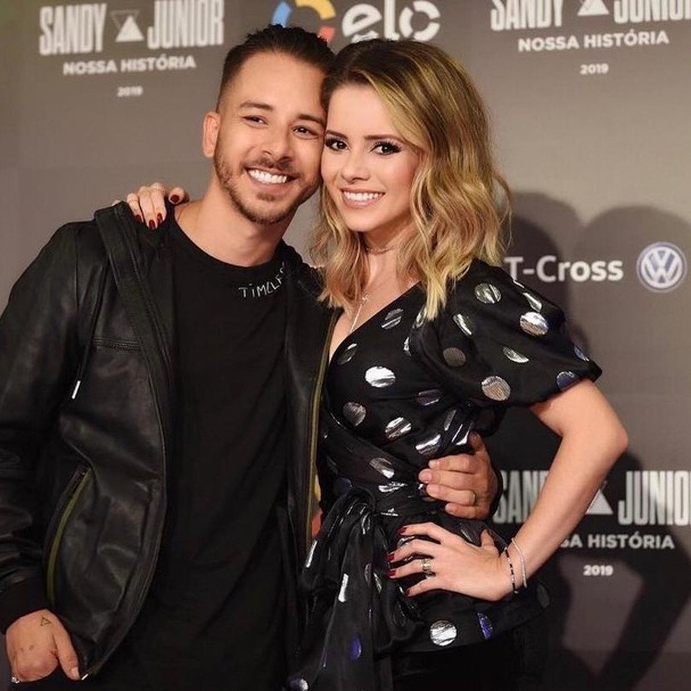 Sandy & Junior choram ao rever itens que marcaram infância da dupla