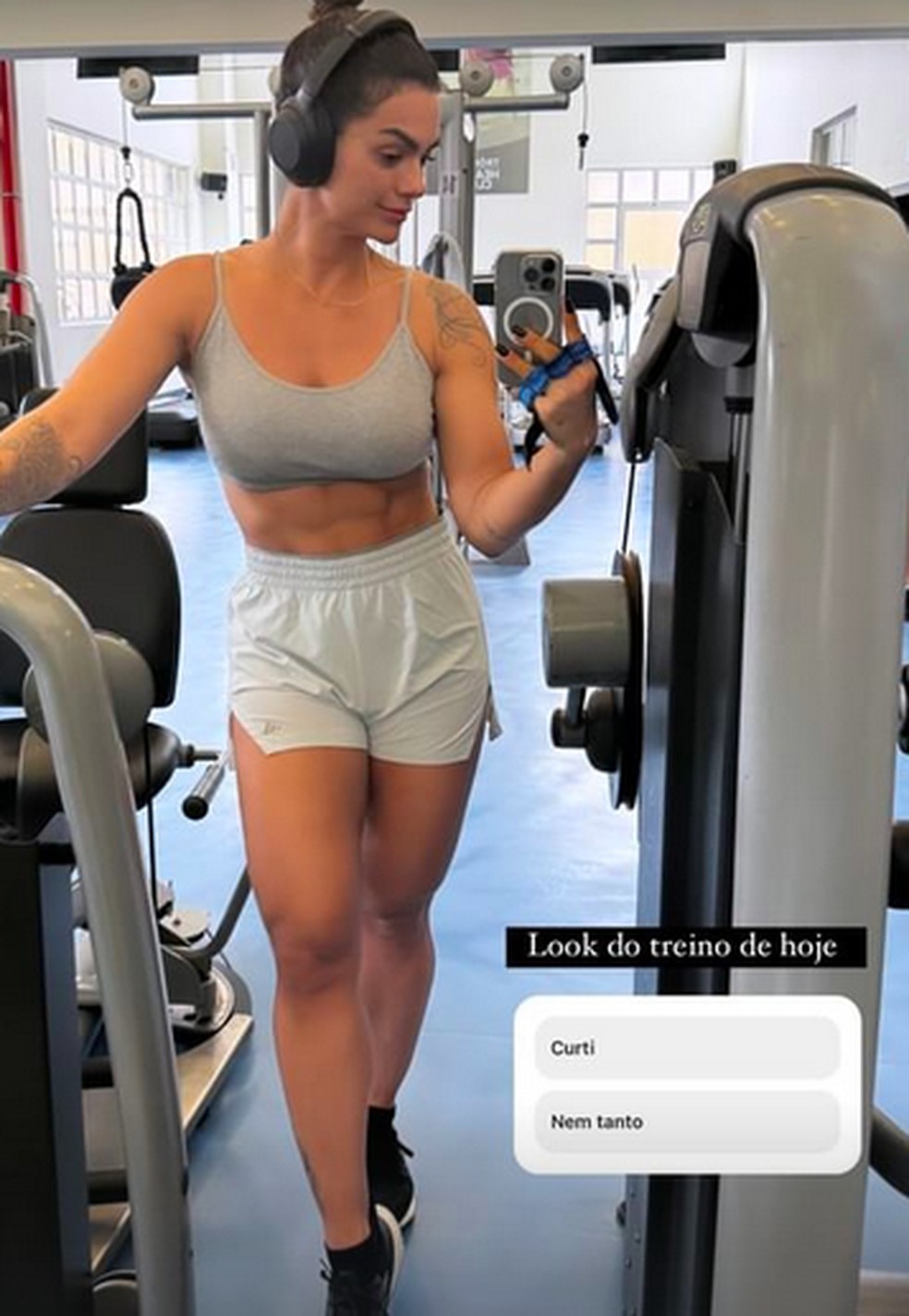 Kelly Key mostra abdômen trincado na academia