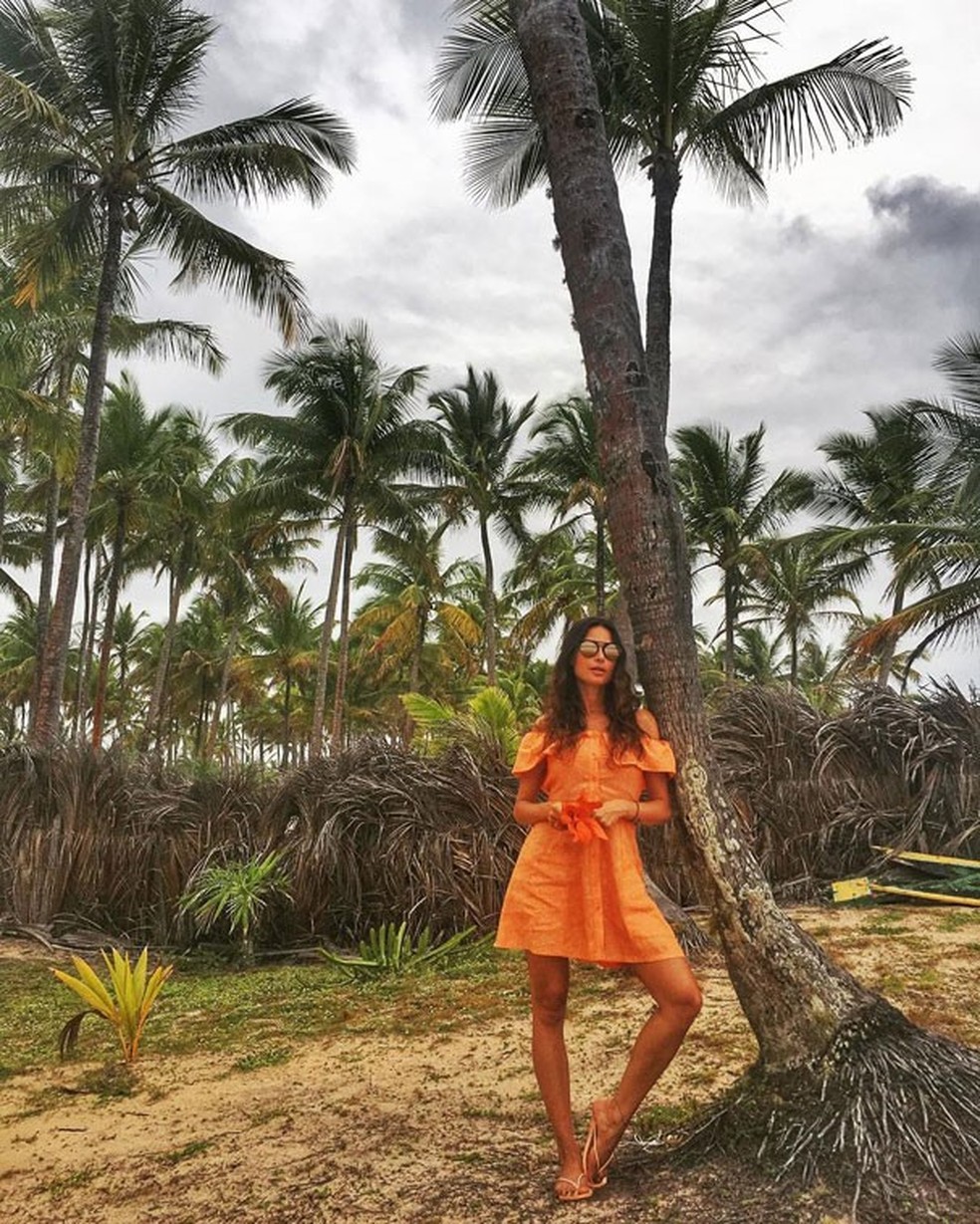 Thaila Ayala curte verão na Bahia e mostra bronzeado impecável
