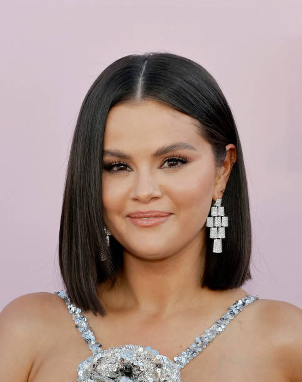 Selena Gomez brilha (literalmente) com look poderoso e novo visual em ...