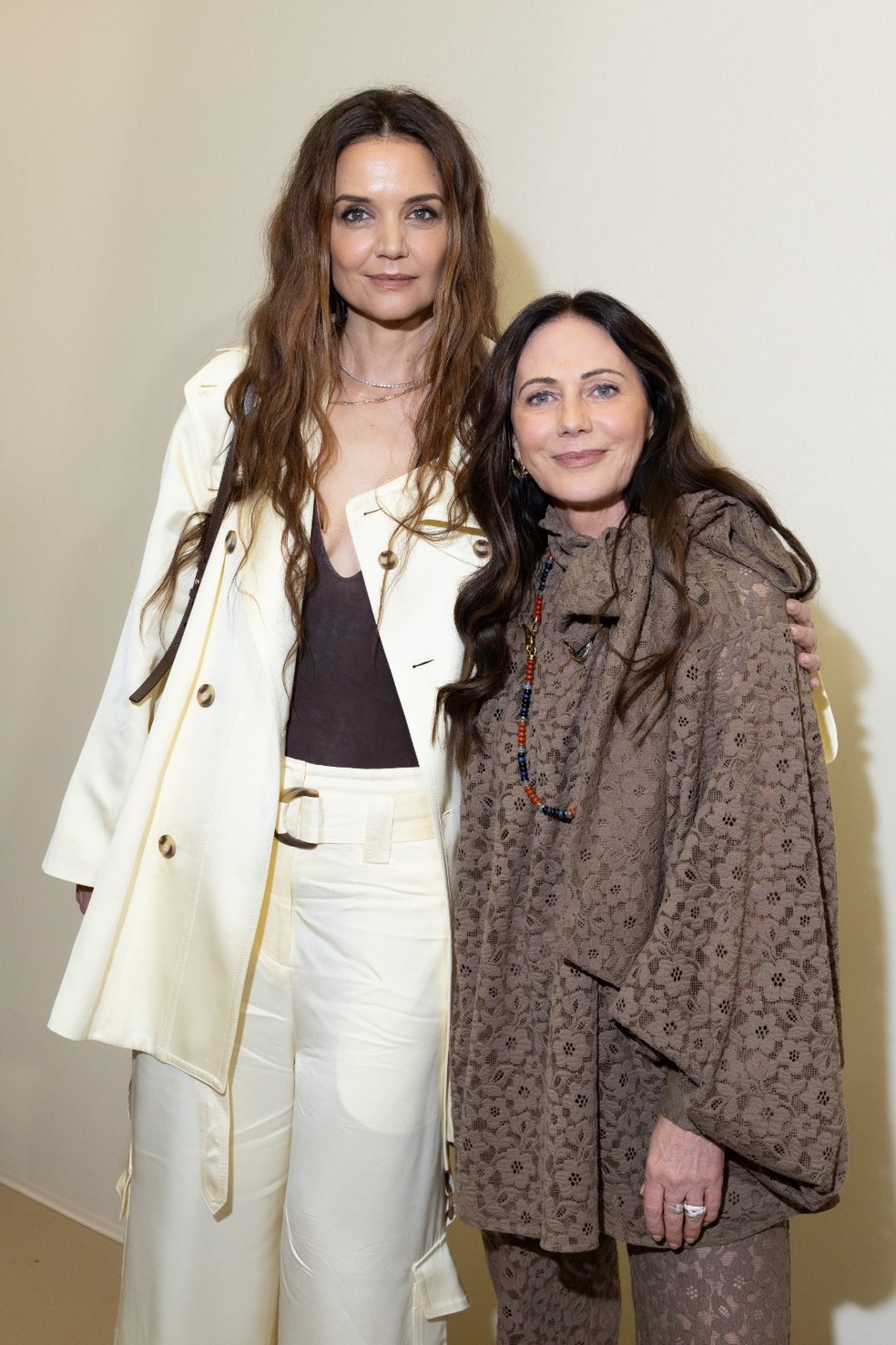 Katie Holmes aposta em look com decote na Semana de Moda de Paris