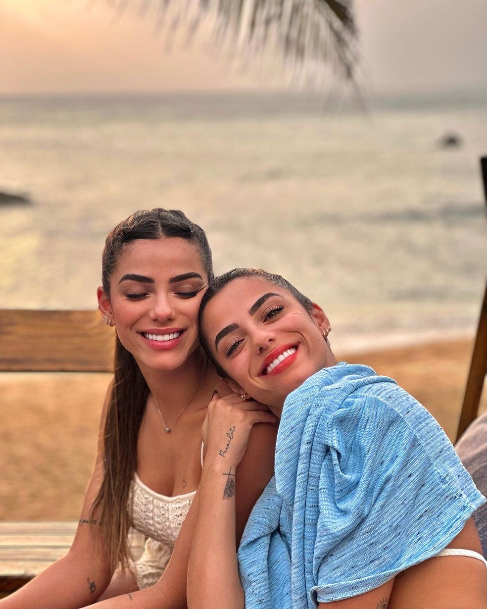 Key Alves se diverte na primeira viagem a Noronha com a irmã gêmea Keyt