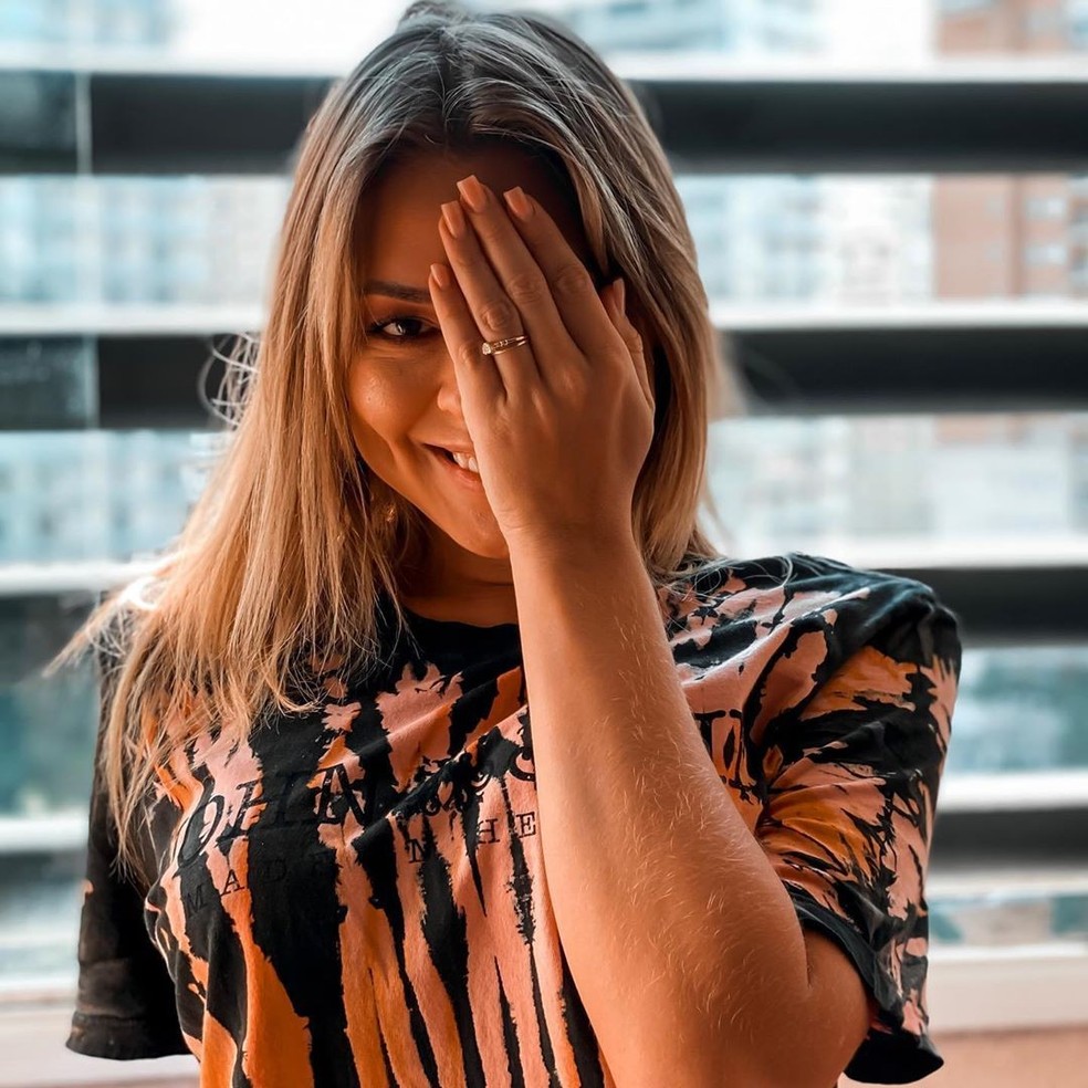 Isabella Cecchi surge sexy em foto na varanda de casa