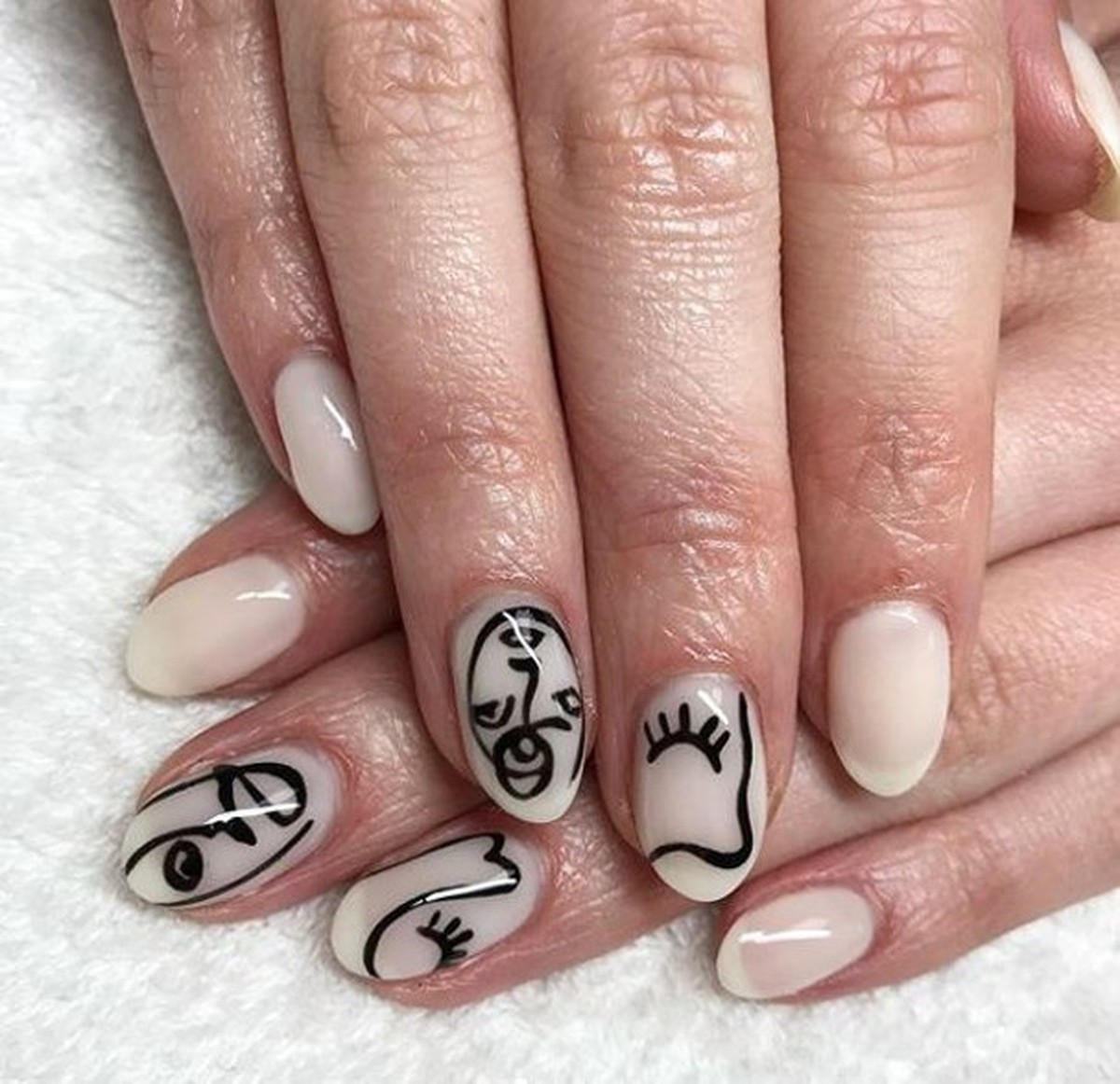 Nail Art inspirada nas obras de Picasso vira tendência artsy de beauté
