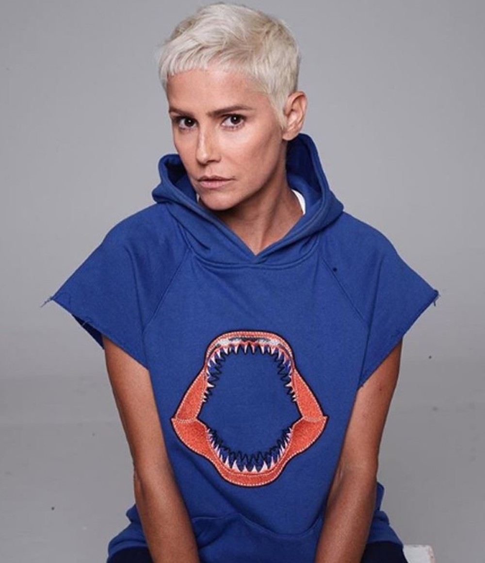 Deborah Secco vende roupas em brechó e arrecada mais de R$ 60 mil