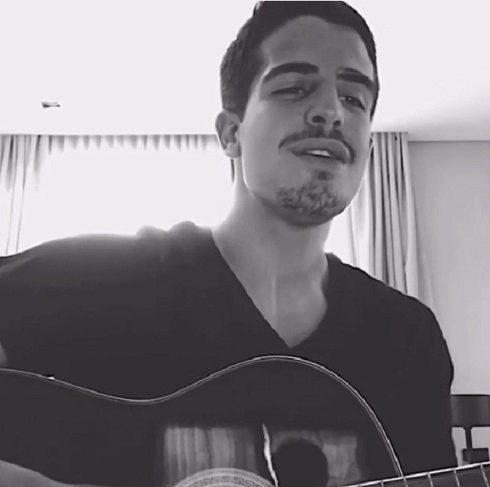 Enzo Celulari invade Instagram de Claudia Raia e surpreende cantando