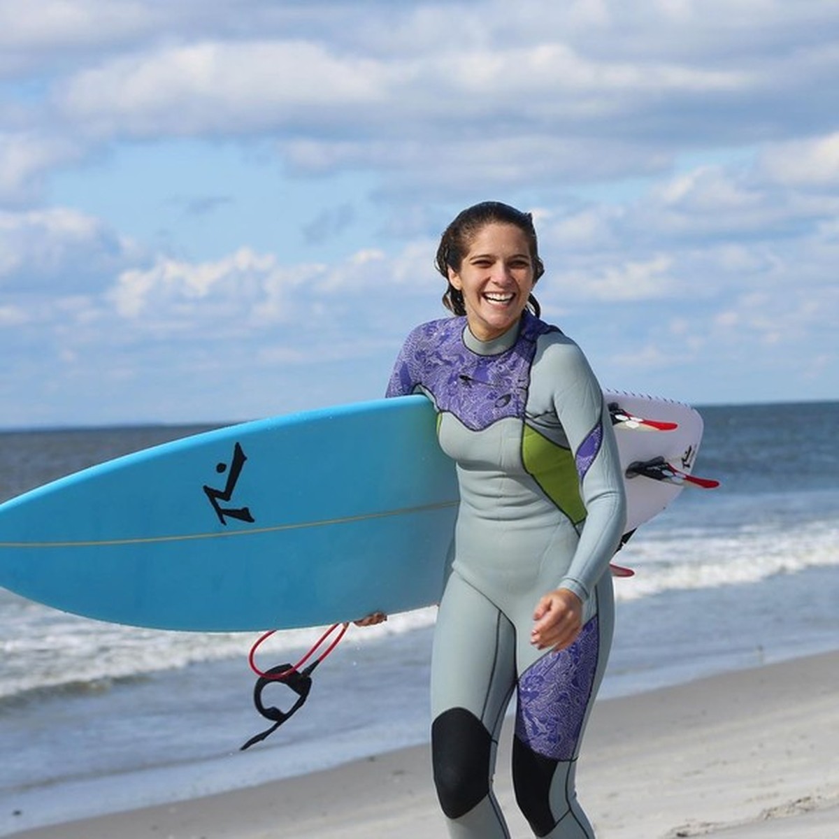 Isabella Santoni surfa nos EUA e comemora: 'Sim, existem marolas em ...