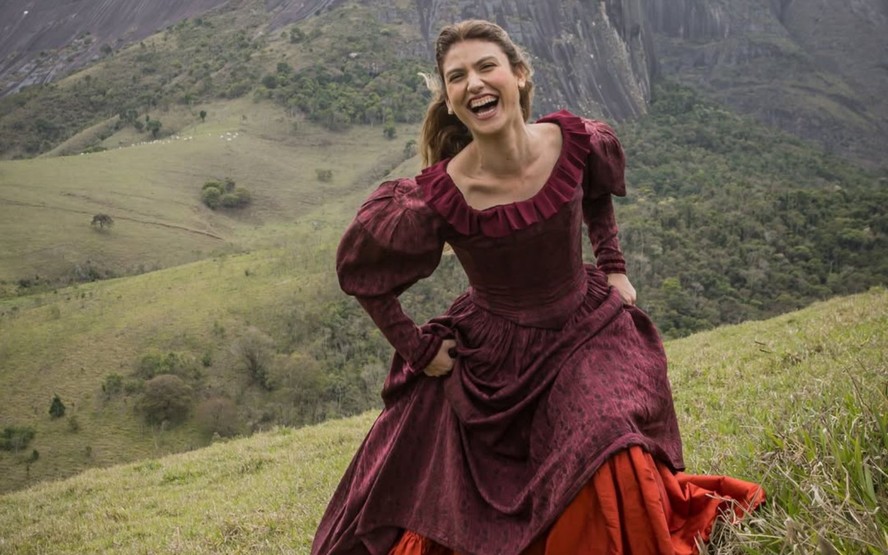 Giovanna Grigio conclui gravações de novo filme de época e mostra ...