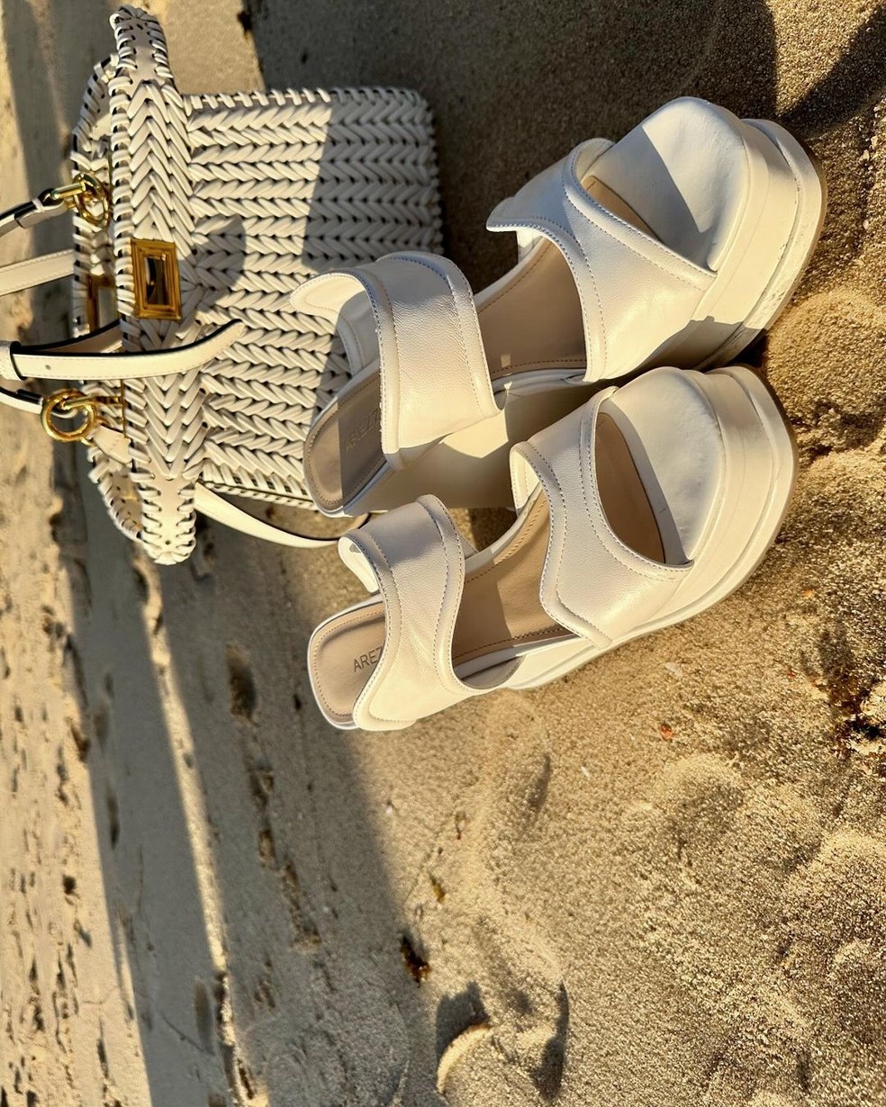 Maya Massafera renova bronzeado com biquíni grifado em Salvador