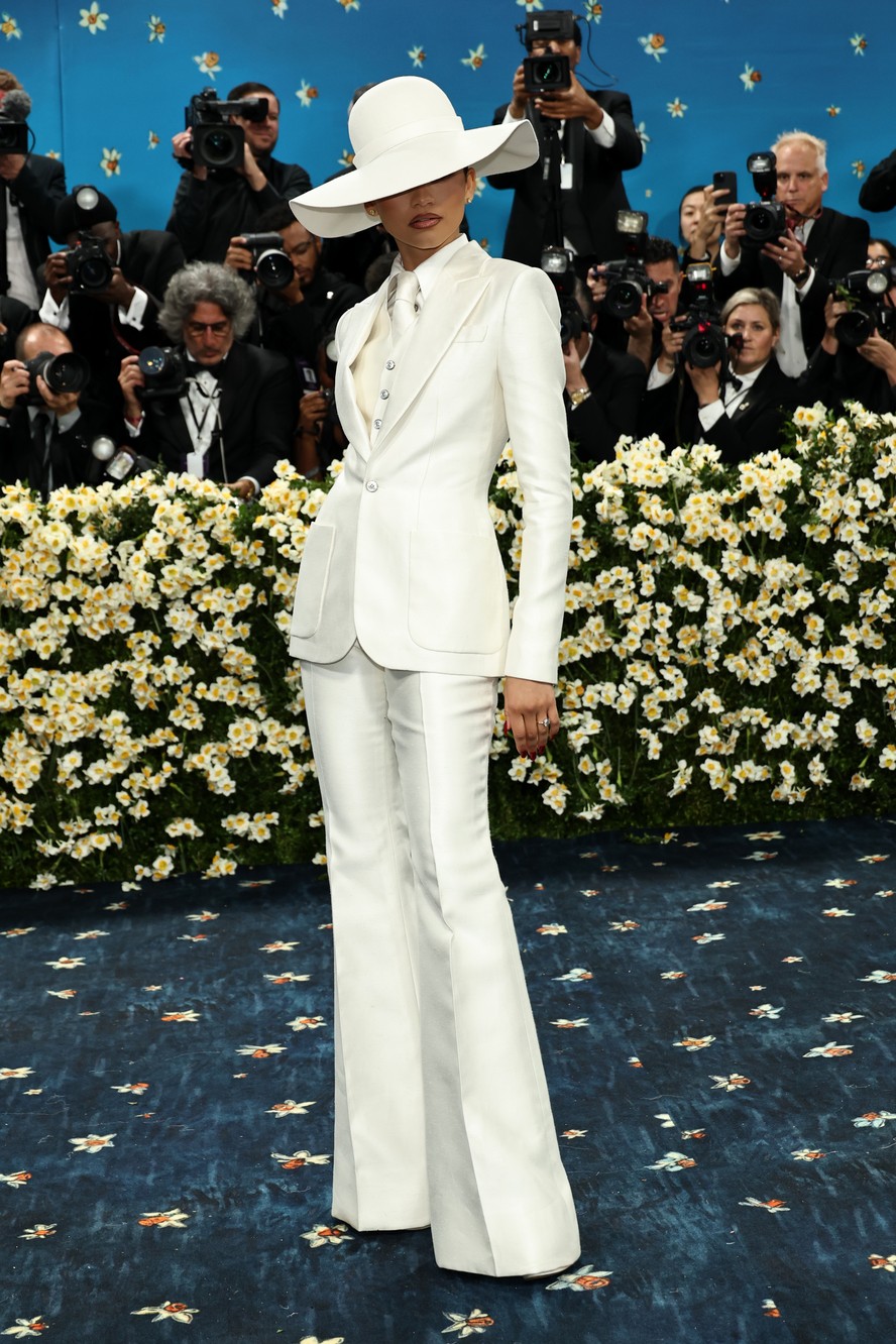 Met Gala 2025: Zendaya chega ao evento de terninho branco