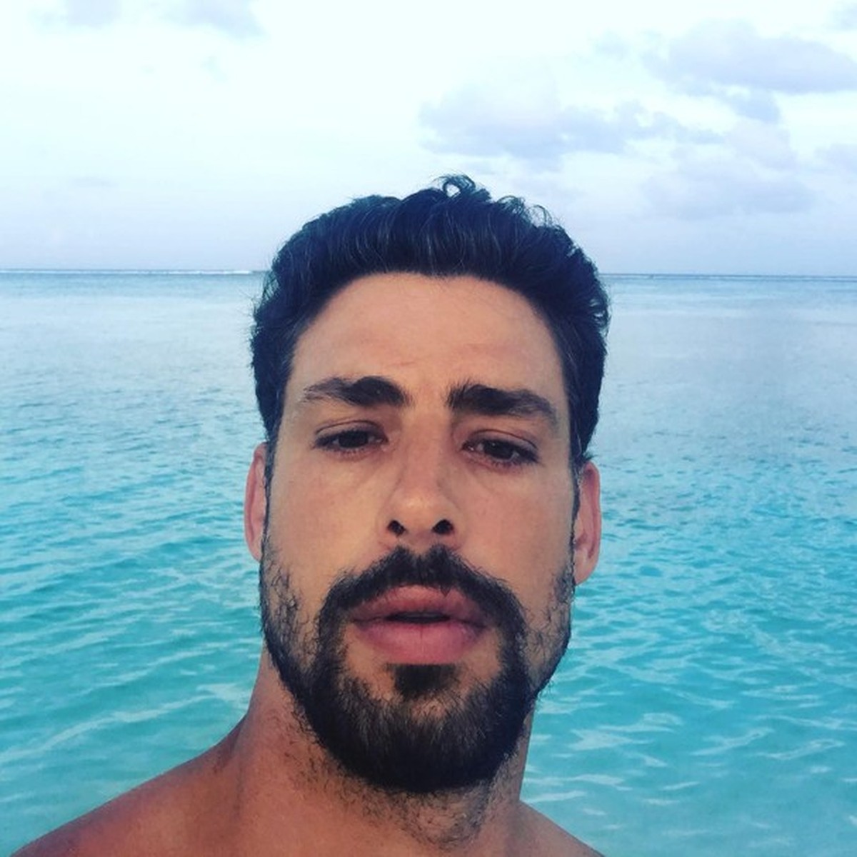 Cauã Reymond lamenta poluição nos mares: 'Triste'