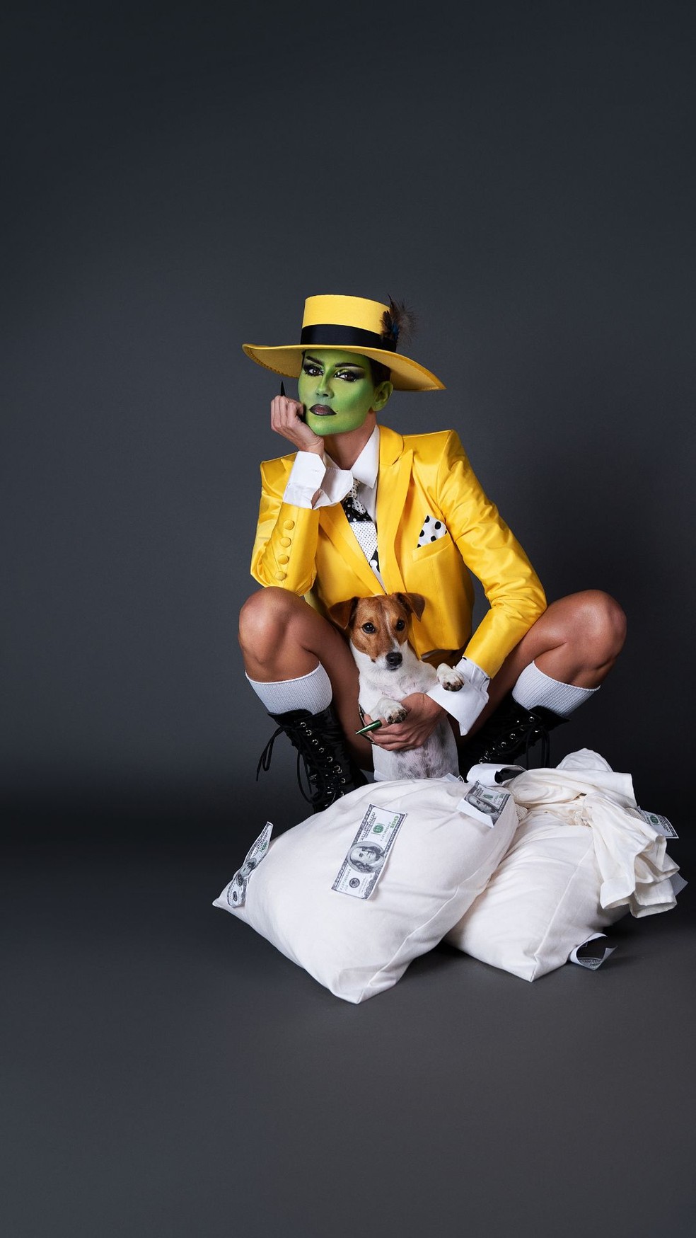 Deborah Secco inova e se fantasia de 'O Máscara', para baile de Halloween