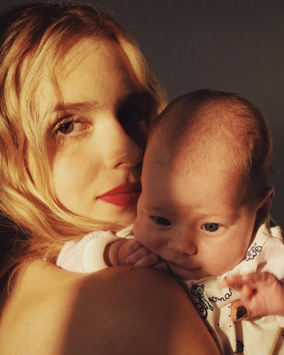 Isa Scherer encanta seguidores com novas fotos dos gêmeos