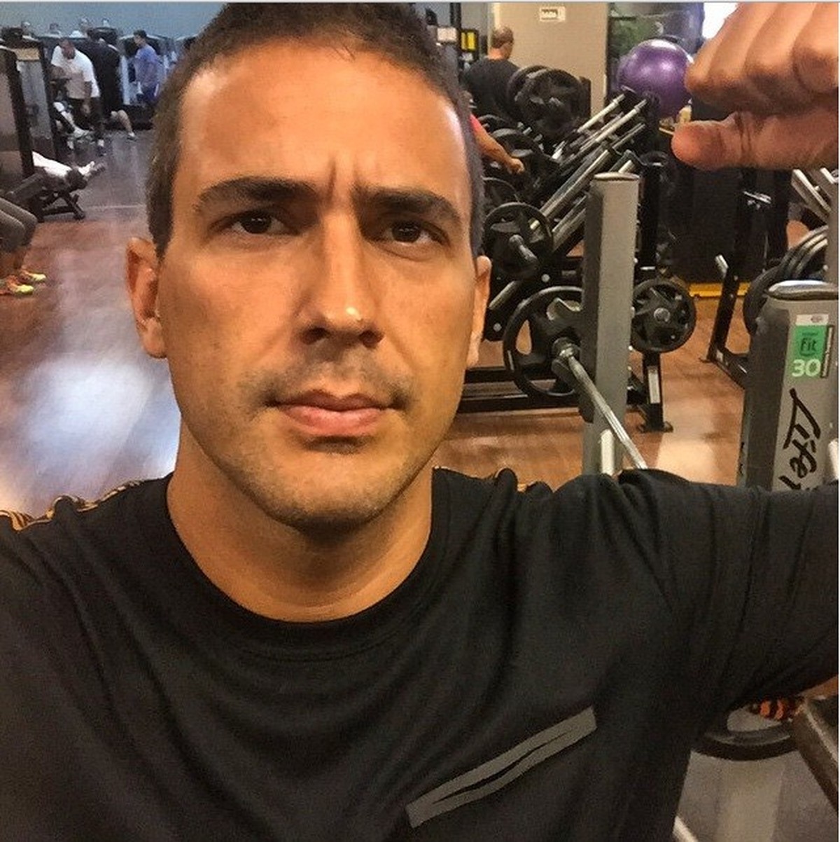 André Marques faz clique na academia e mostra que não perdeu o pique