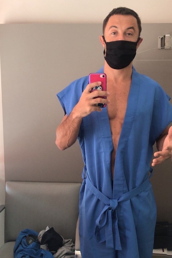 Kayky Brito faz foto em sala de exame apenas com robe hospitalar