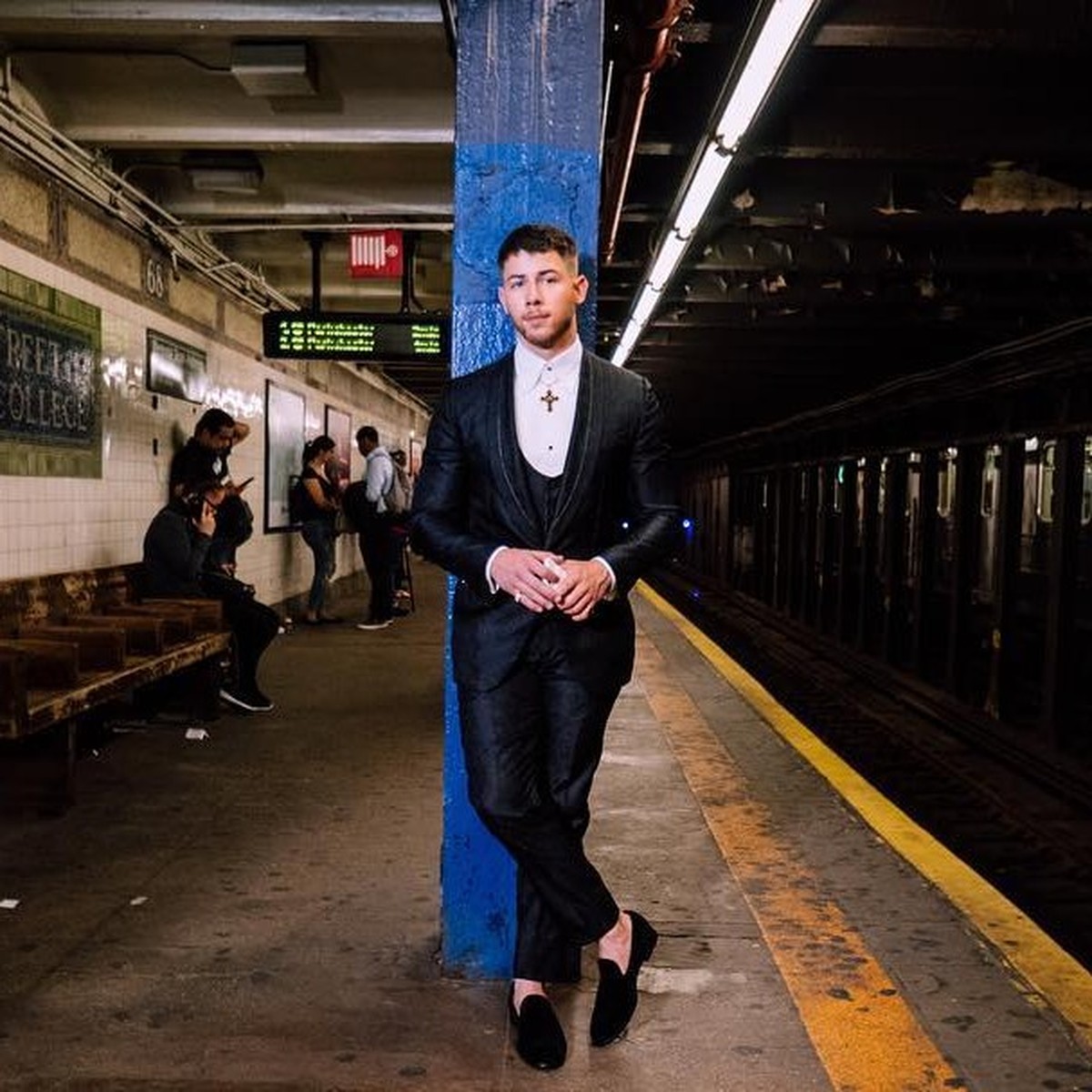 Nick Jonas foi ao Met Gala de metrô