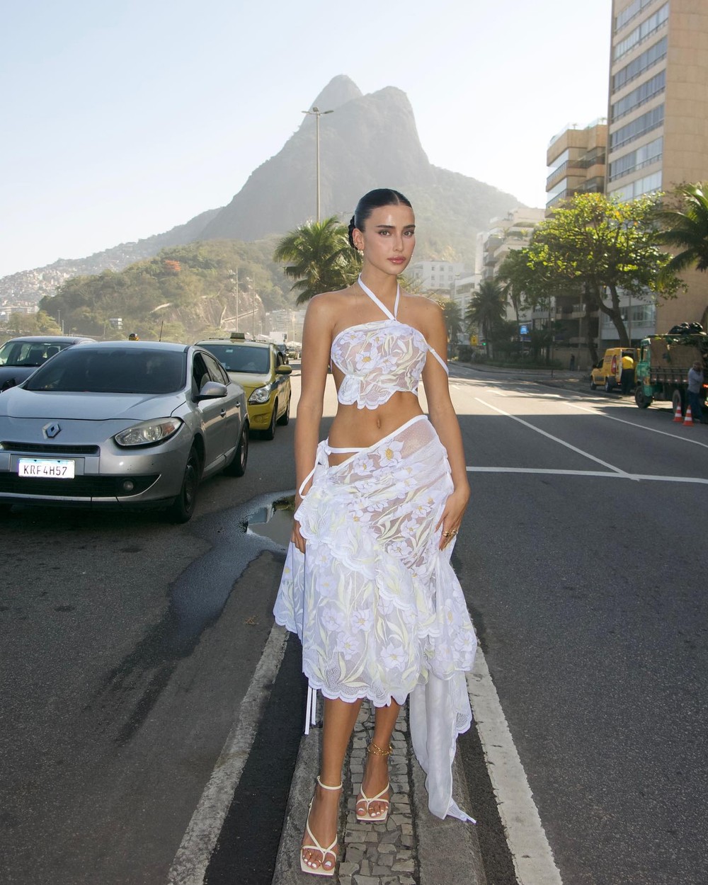 Looks vazados dão toque sensual no visual das famosas e fashionistas na ...