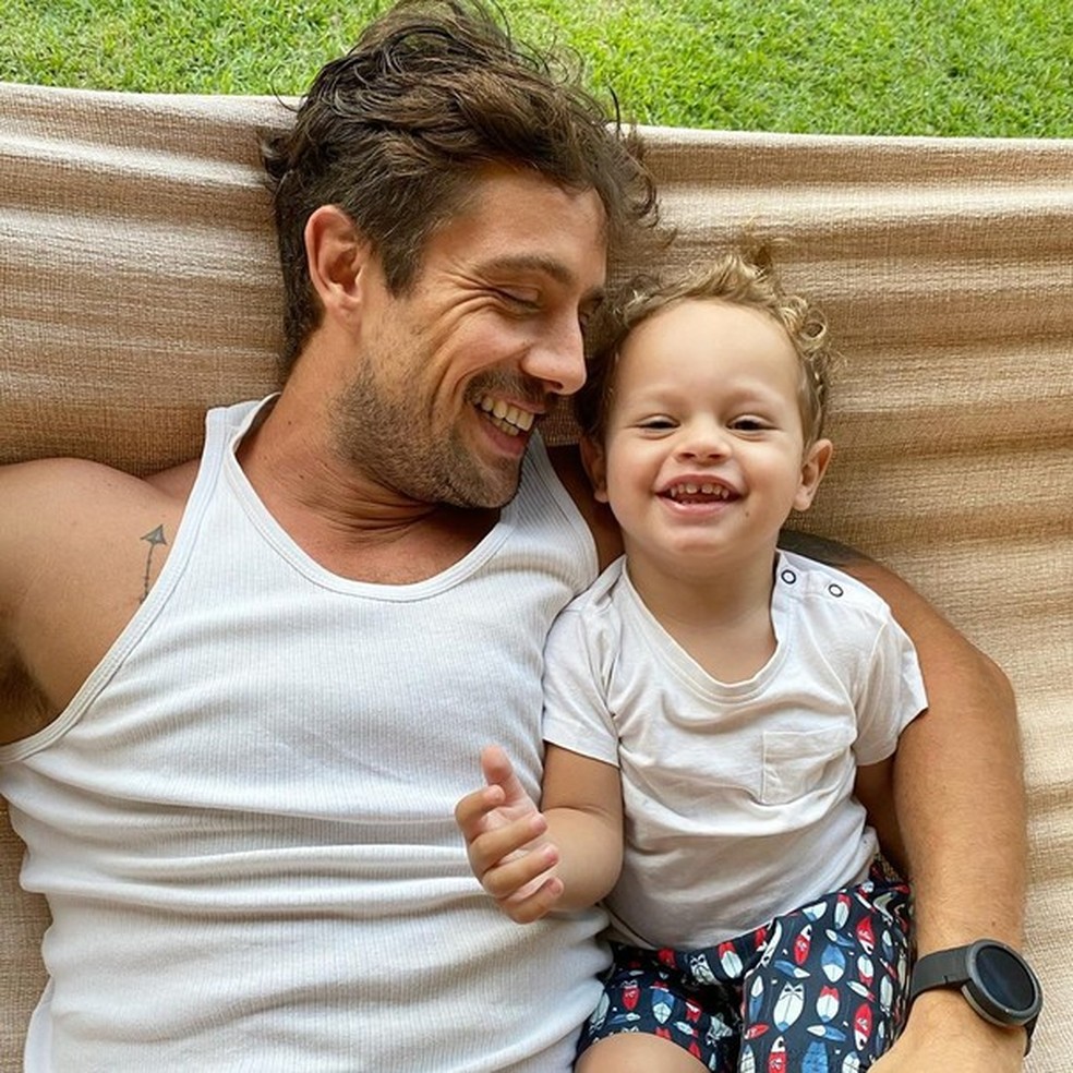 Rafael Cardoso faz foto muito fofa com filho: 'Dentuço do pai!'
