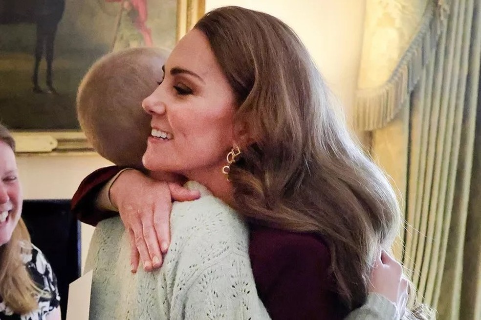 Após fim do tratamento contra câncer, Kate Middleton usa colar com ...