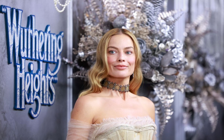 Margot Robbie se inspira em visual do século XVIII em tapete vermelho