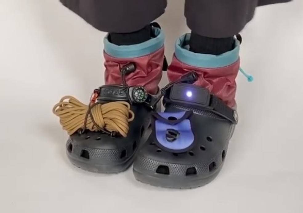 Crocs: A versão da vez é equipada com bússola, lanterna e bolsa