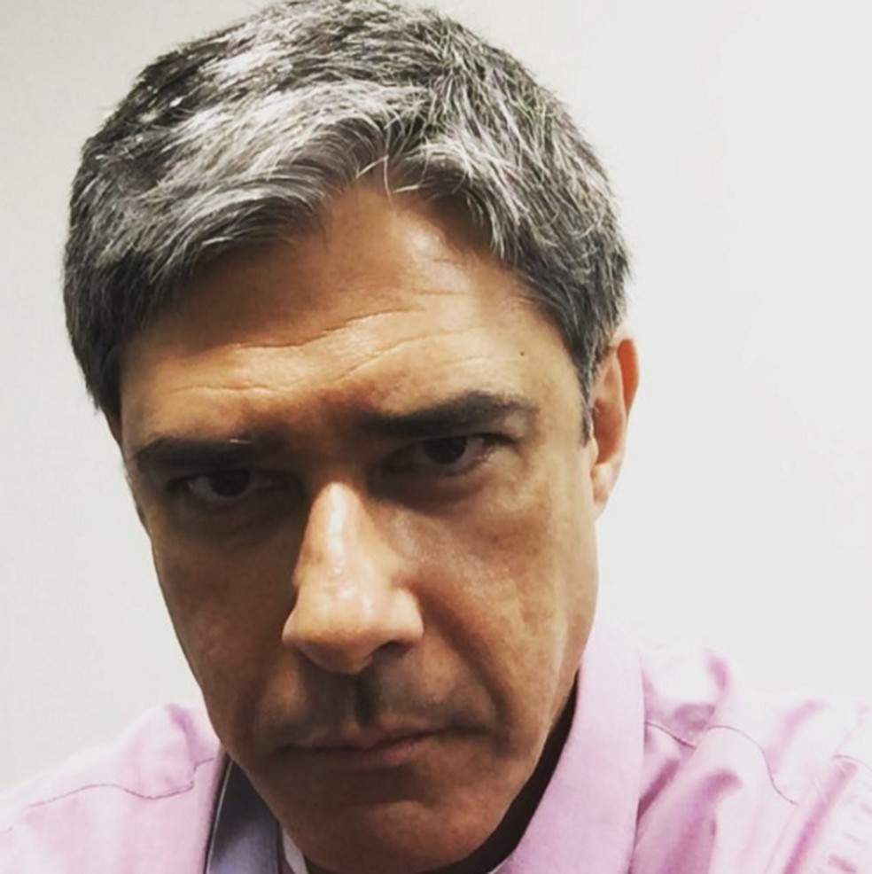 William Bonner faz a linha durão e manda recado com cara de bravo