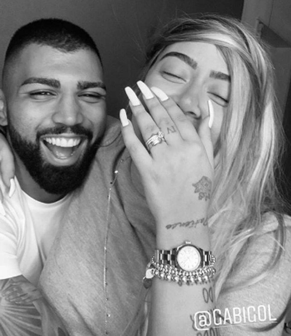 Gabigol e Rafaela Santos aparecem de mãos dadas e fãs comemoram