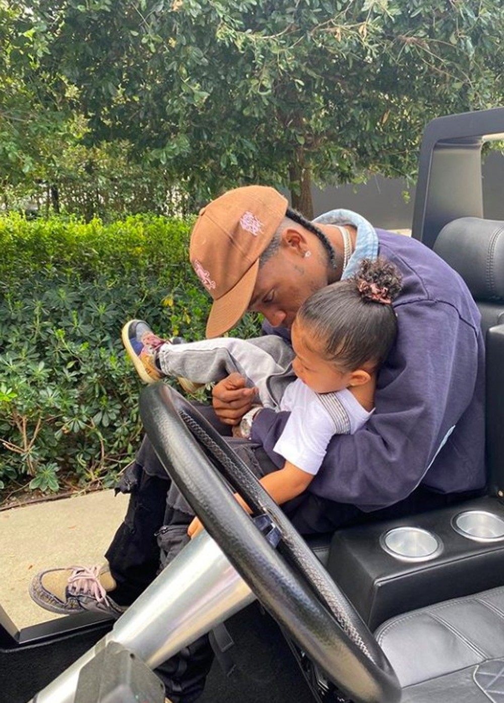 Kylie Jenner celebra aniversário de Travis Scott em post emocionante