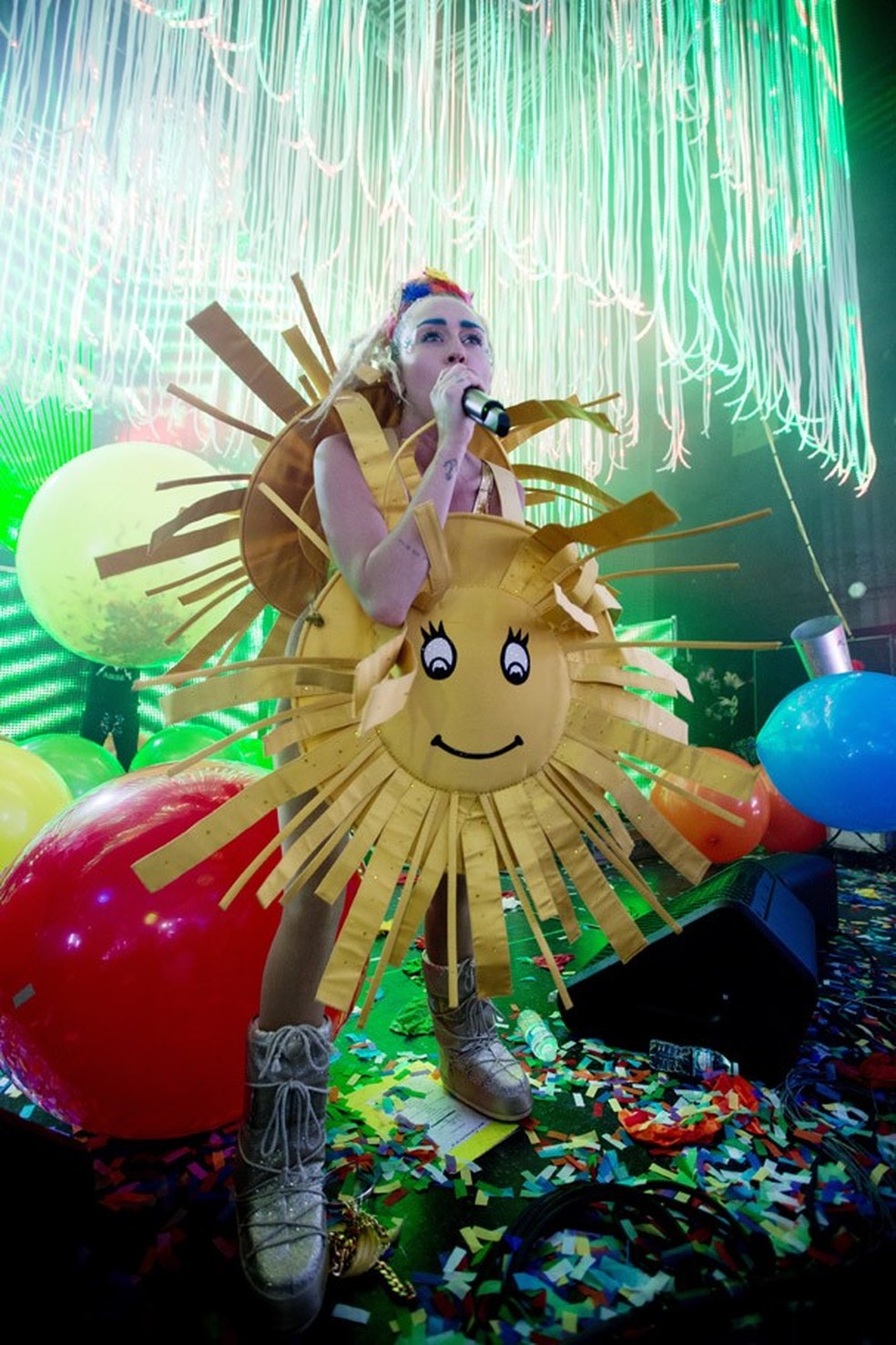 Miley Cyrus faz 23 anos! Confira 23 looks polêmicos da musa pop