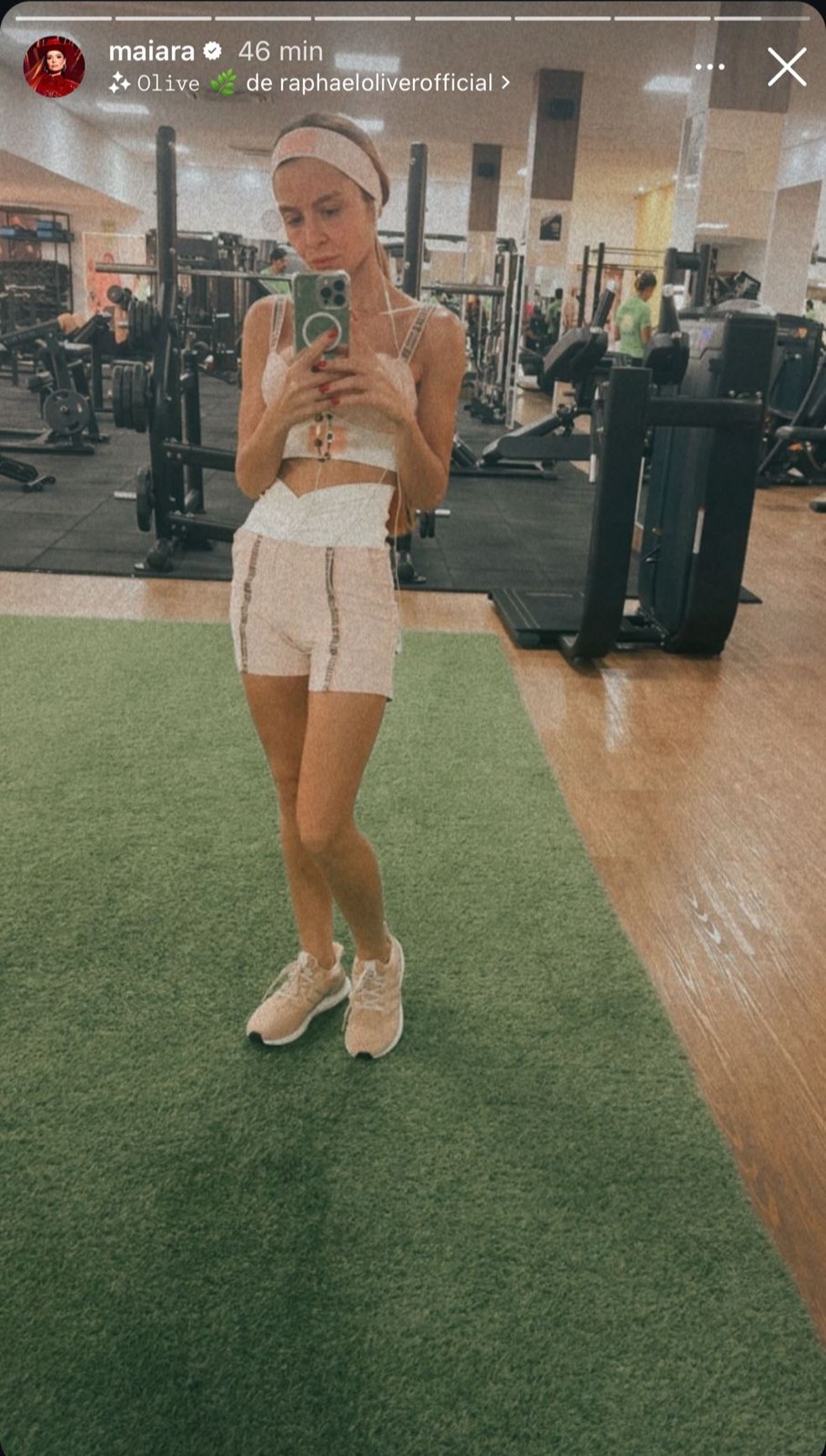 Com 38kg a menos, Maiara faz pose na academia antes do treino