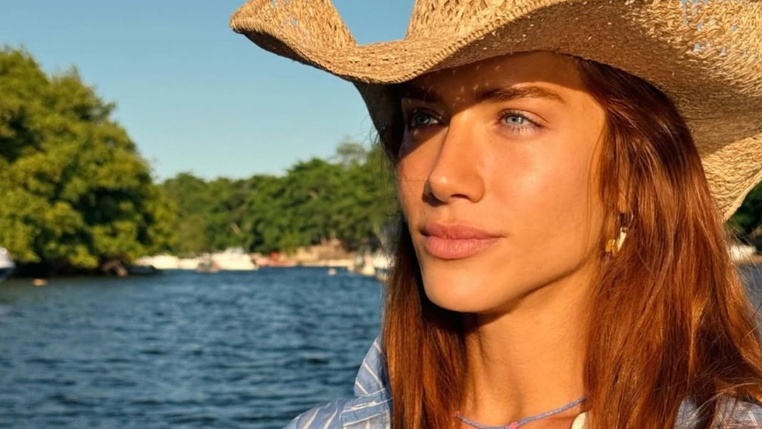 Giovanna Grigio conclui gravações de novo filme de época e mostra ...