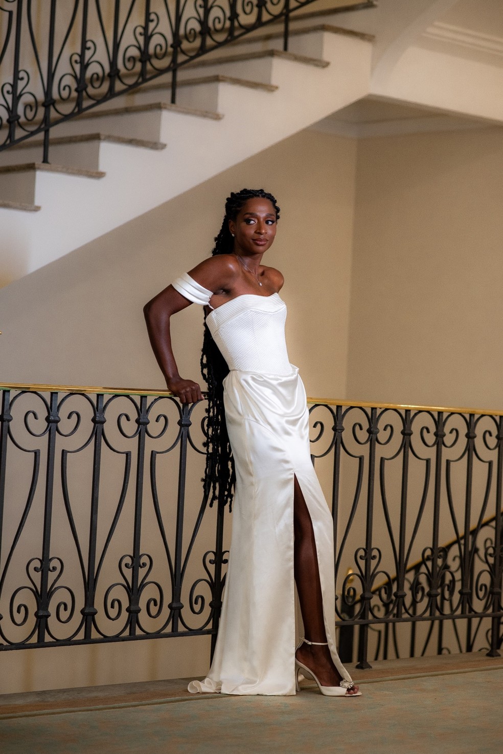 Com vestido de noiva modularity, Bárbara Brito protagoniza com Levis ...