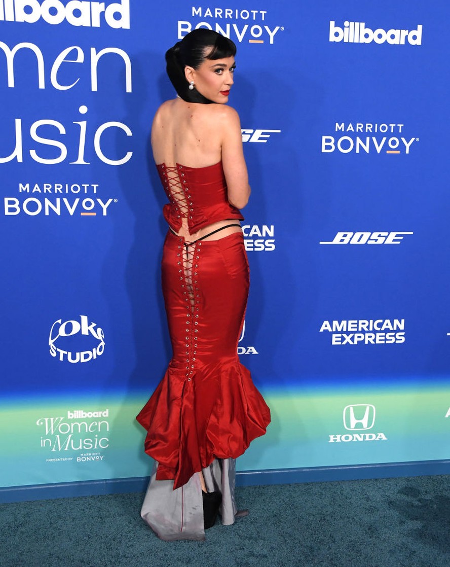 Bumbum em alta! Katy Perry leva tendência fetichista para o tapete vermelho