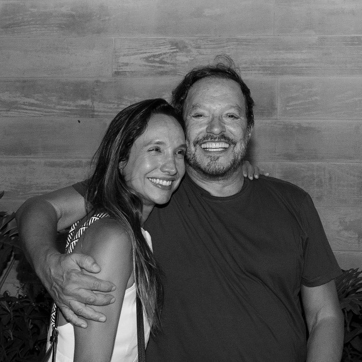 Maria Maya posa com o pai Wolf Maya