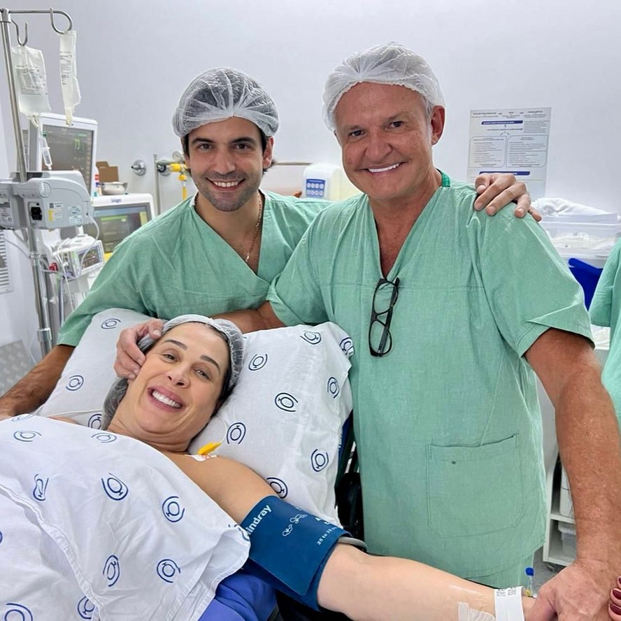 Claudia Raia aparece sorridente em clique de cirurgião de equipe médica