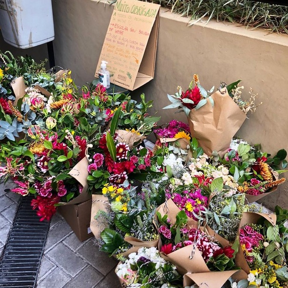 Floristas distribuem flores para profissionais da saúde em hospital