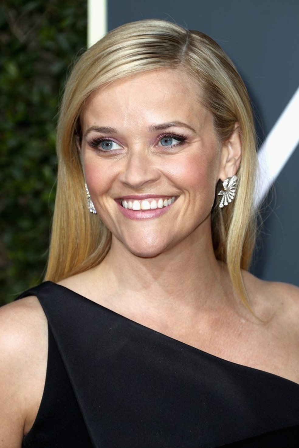 Globo de Ouro: Reese Witherspoon atravessa o red carpet de vestido sereia