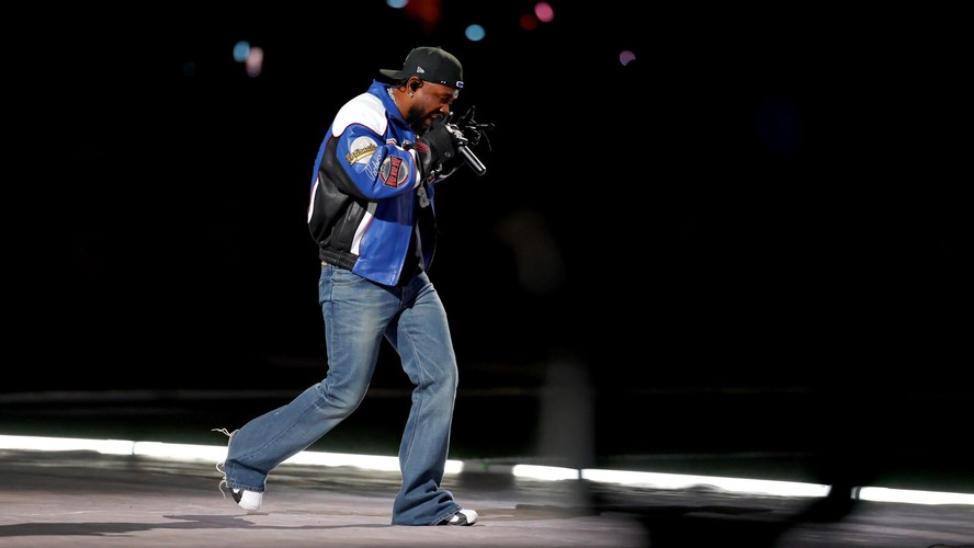 Jeans de Kendrick Lamar viralizam e roubam a cena no Super Bowl 2025